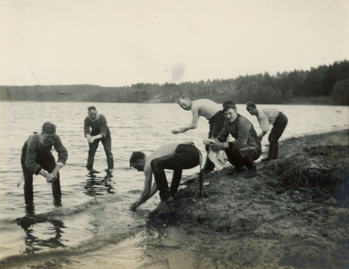 Soldater tvättar sig i sjö. Notering under foto i Album 13 ...