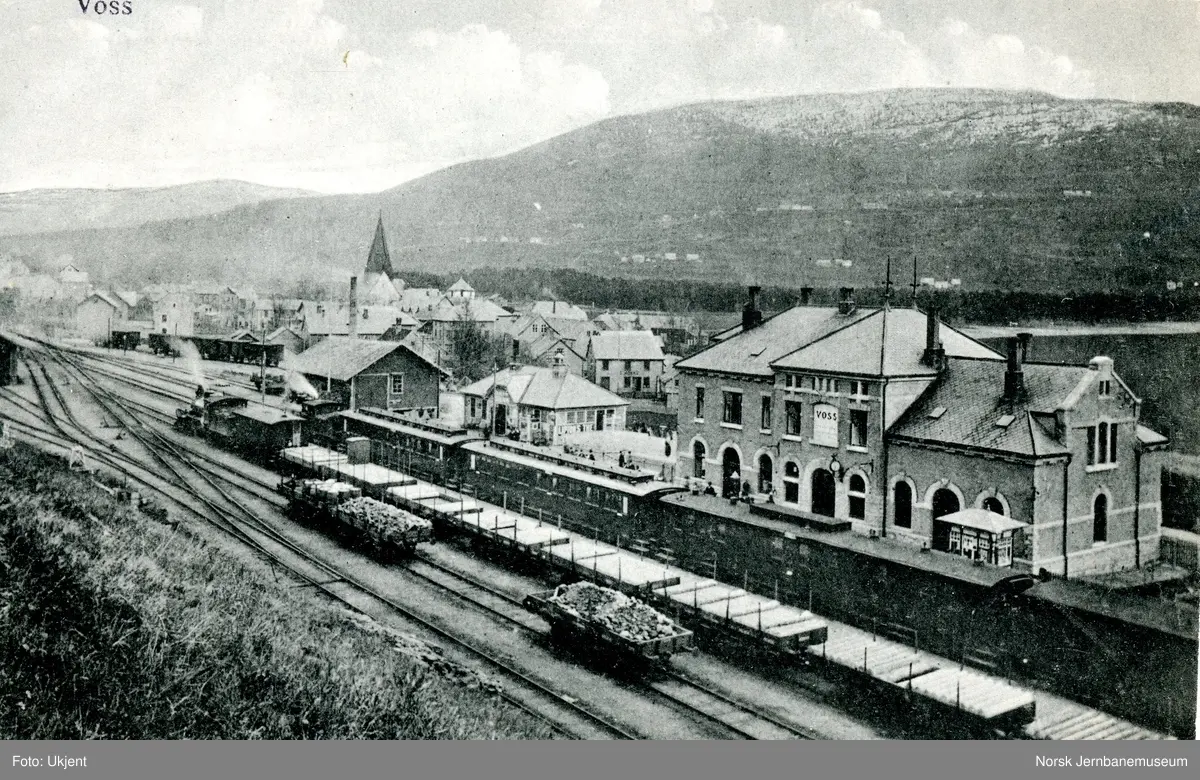 Voss stasjon. Damplokomotiv, trolig type 21a, med tog fra Bergen står ...