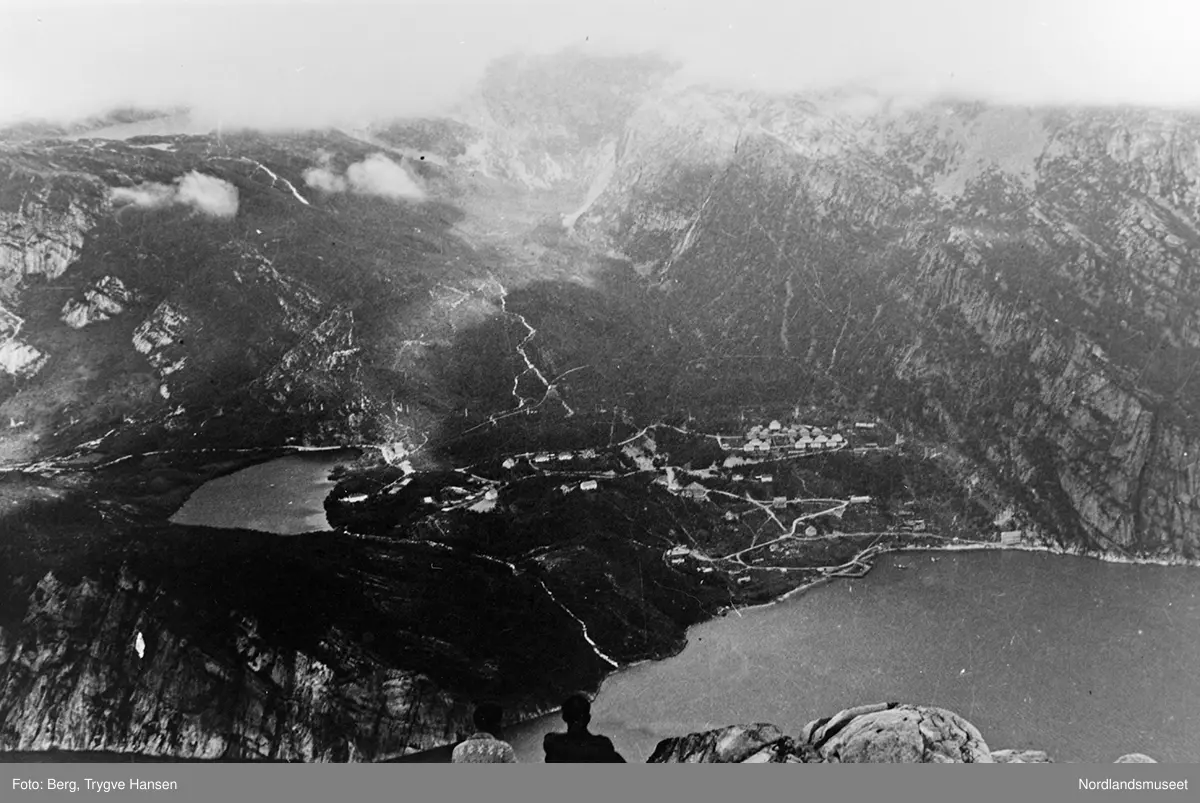 Utsikt fra Glomsteet mot Glomen. I forgrunnen fra venstre: Ragnvald ...