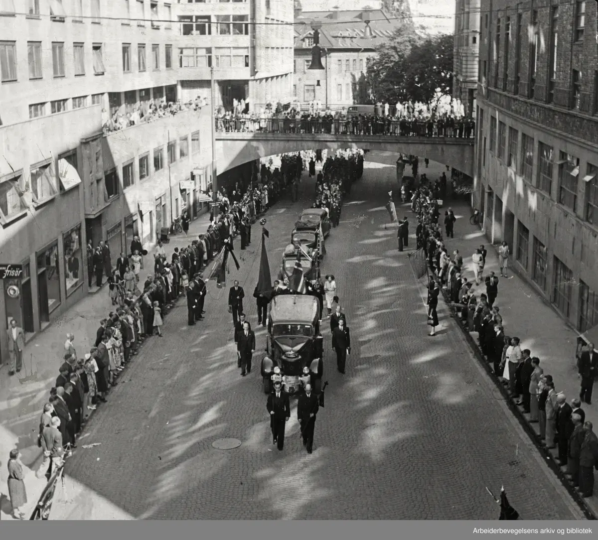 Begravelsen til Viggo Hansteen og Rolf Wickstrøm 14 juli 1945 ...