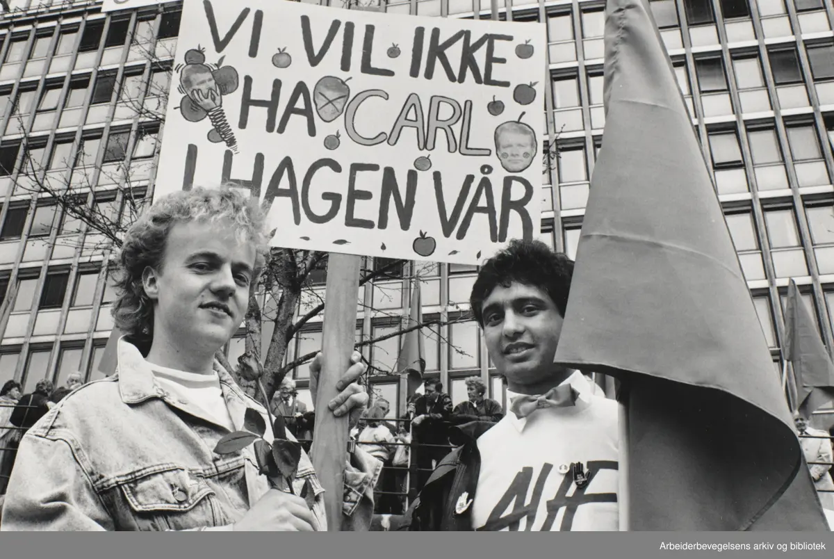 1. mai 1988. Fanetekst: VI VIL IKKE HA CARL I HAGEN VÅR. .Geir Hoff og Mukhtar Singh fra AUF ...