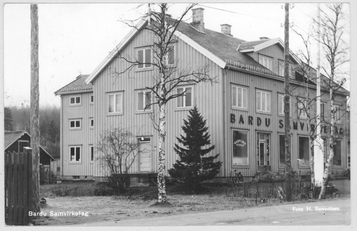 Postkort over Bardu Samvirkelag. Bygningen er fra 1934. - Midt-Troms ...