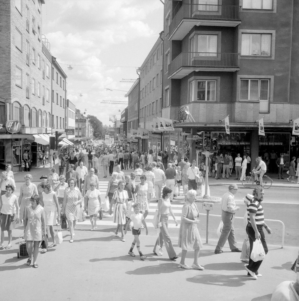 Folkvimmel på stan - Östergötlands museum / DigitaltMuseum