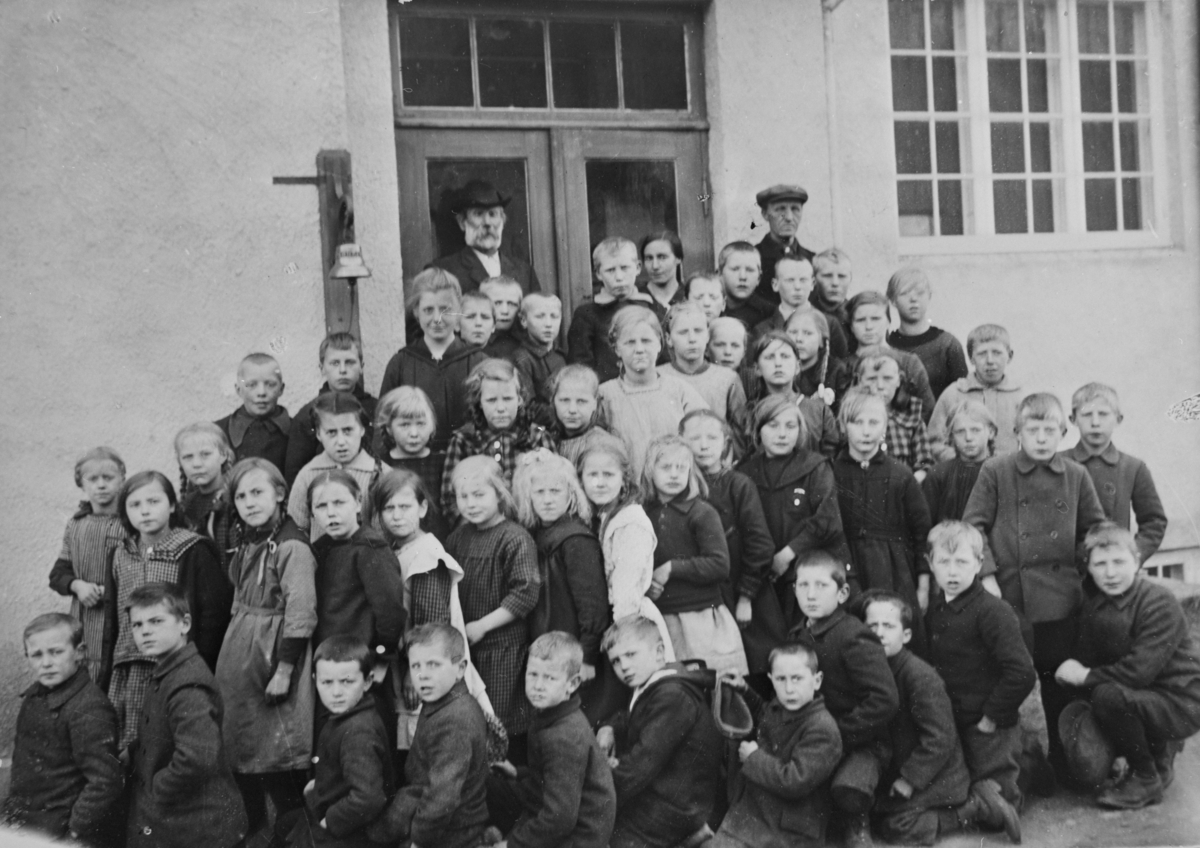 Elever og lærere ved Vidarheim skole - Maihaugen / DigitaltMuseum Elever og lærere ved Vidarheim skole - Maihaugen / DigitaltMuseum
