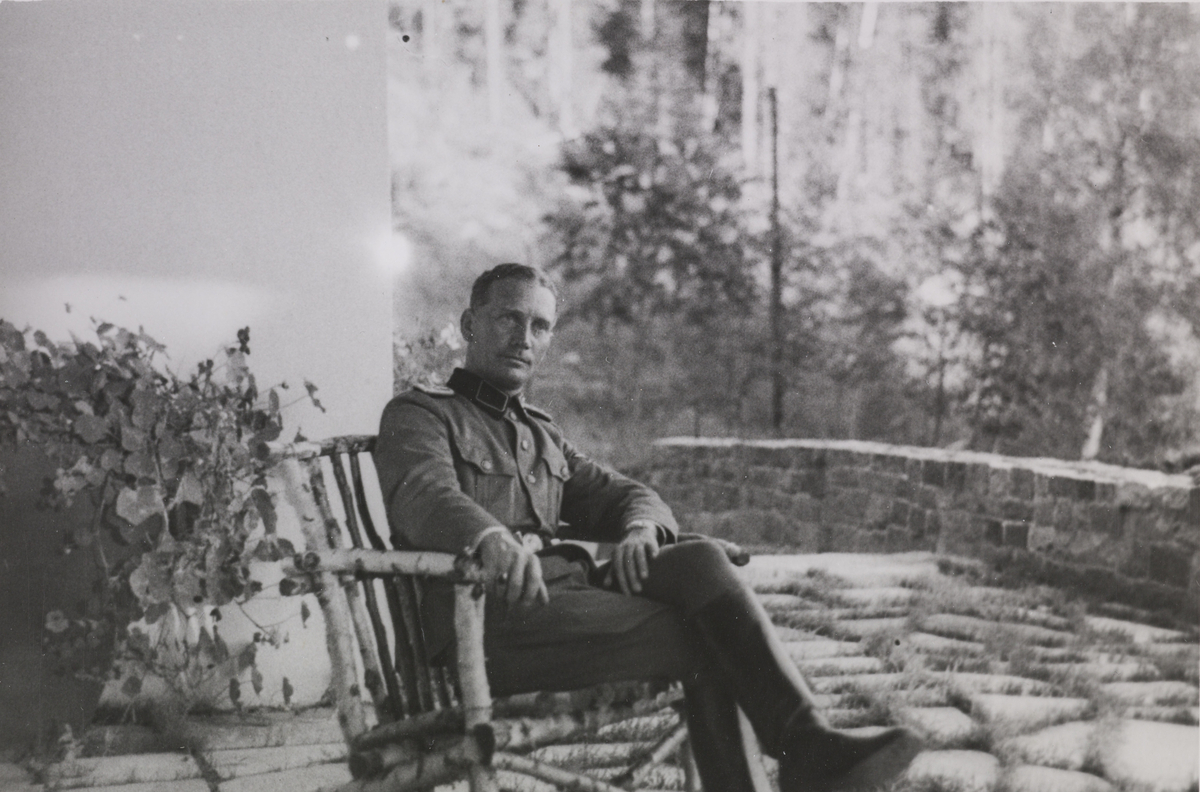 Portrett Alfred Zeidler sittende i stol - Museene i Akershus ...