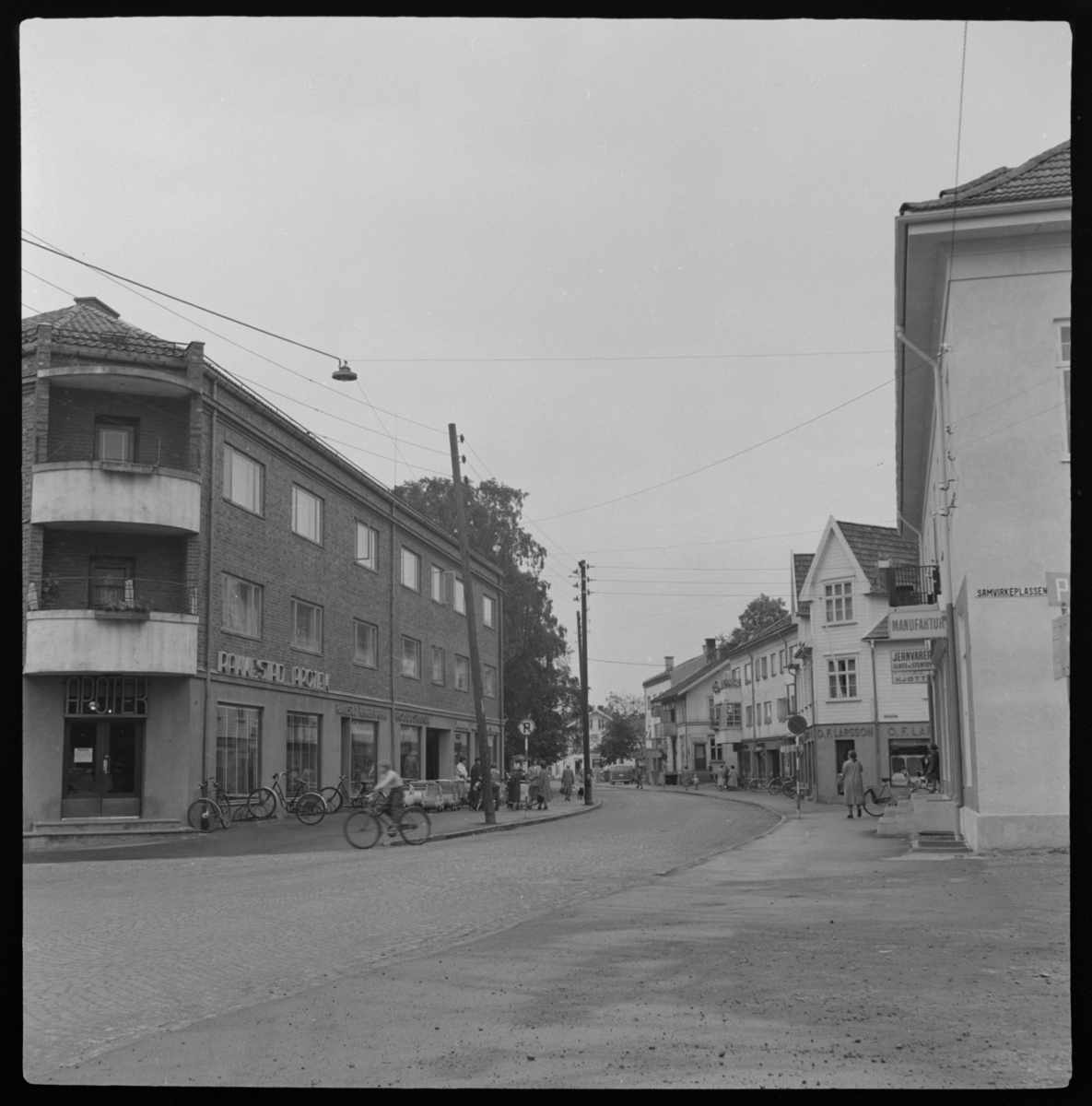 Forretninger og folk i Storgata i Rakkestad, Østfold. Storgata 10 til ...