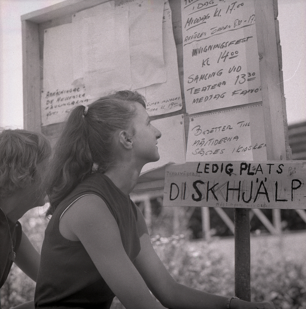 Två flickor studerar en informationsskylt på Långnäs under Svenska ...