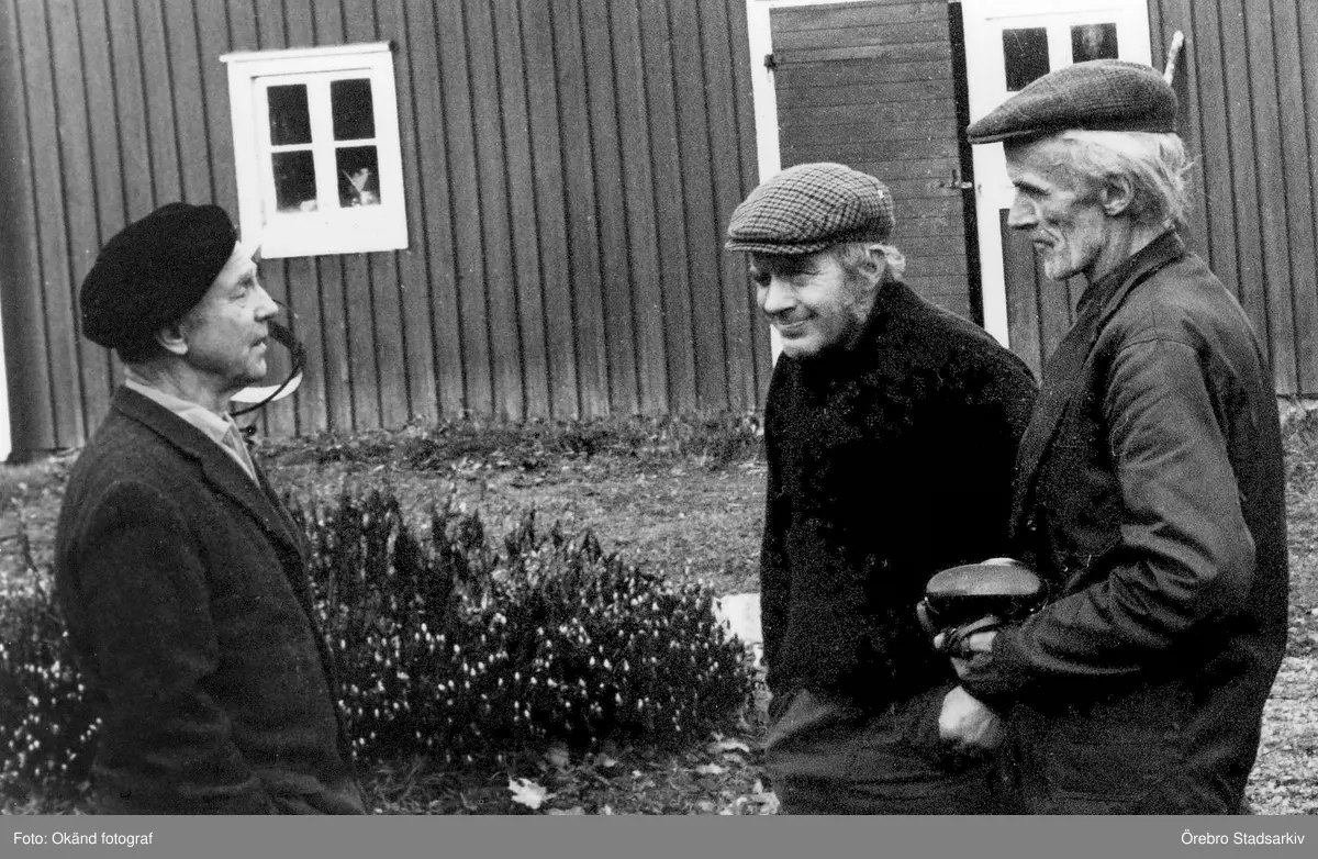 Män framför hus i Malgräva i Asker, 1980-tal - Örebro Stadsarkiv ...