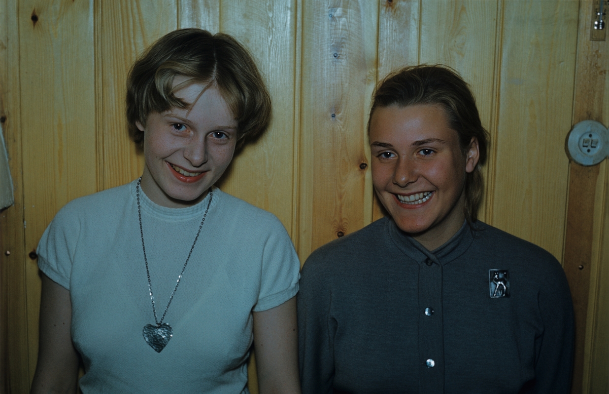 Inger- Anne Lund og Solveig Nødtvedt i Peisestua i Svalbard kirke ...