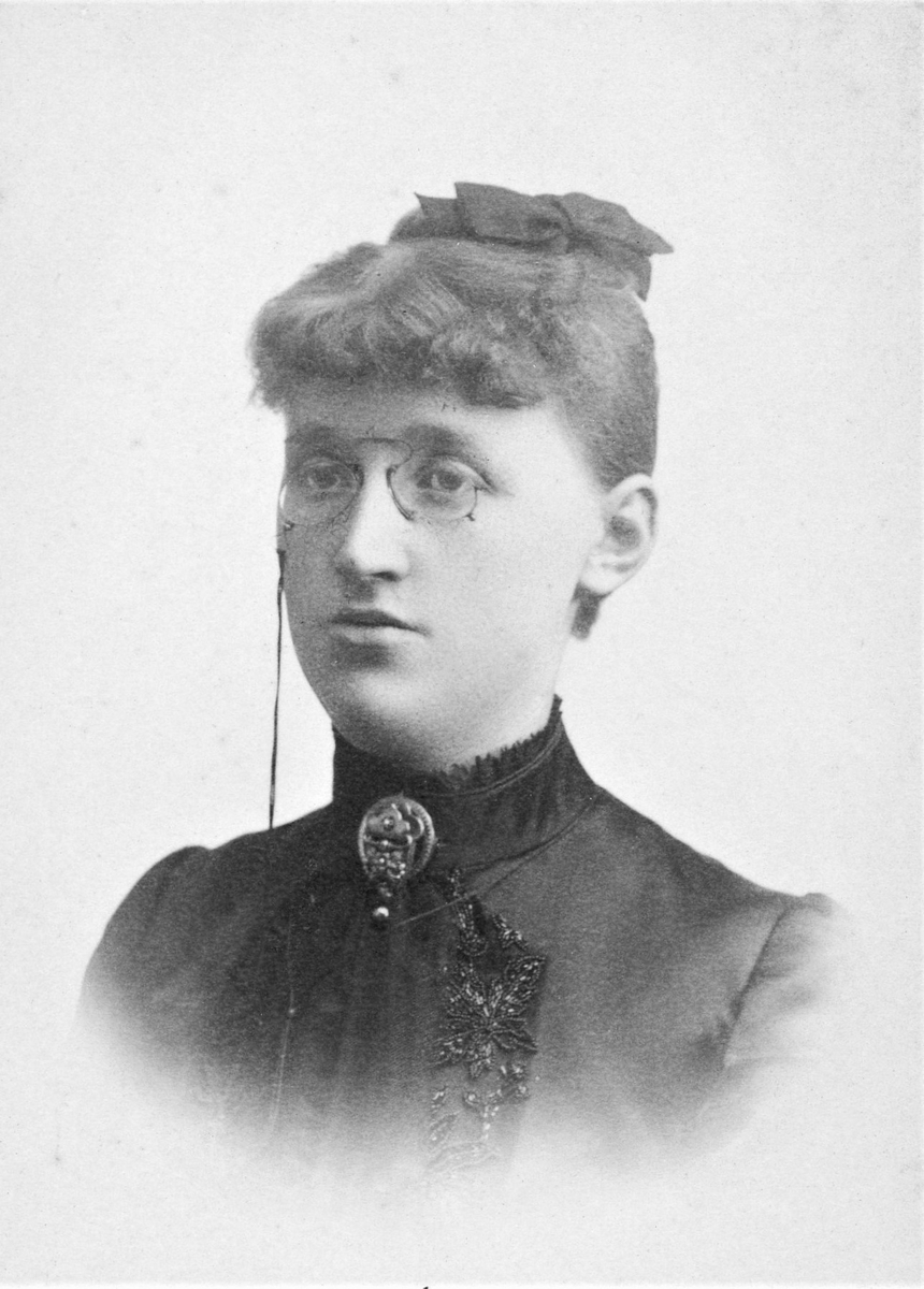 Ur Emily Jobsons (f. Matton fotoalbum). Ateljéporträtt av Alma Gerlach ...