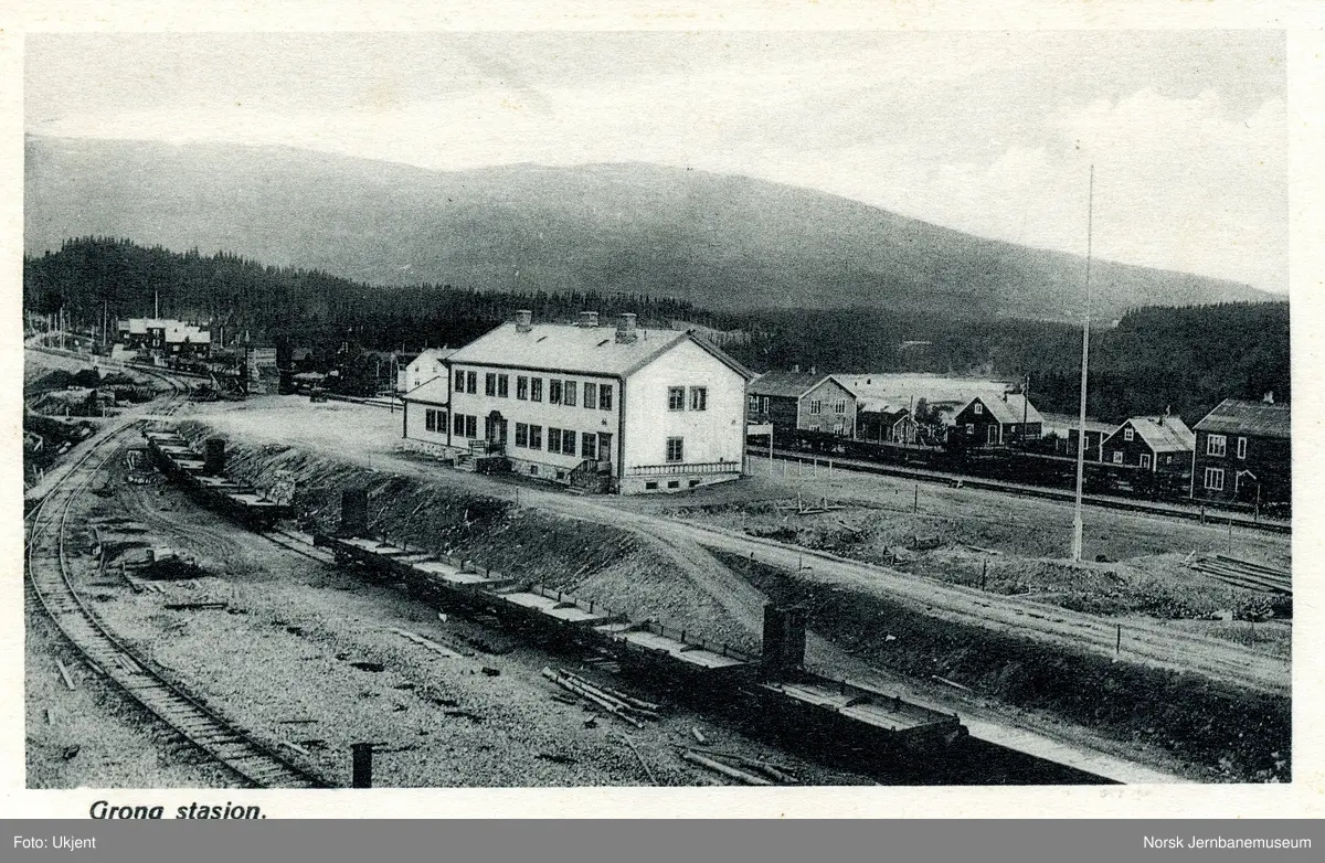 Grong stasjon med mange grusvogner, trolig kort tid før åpningen ...