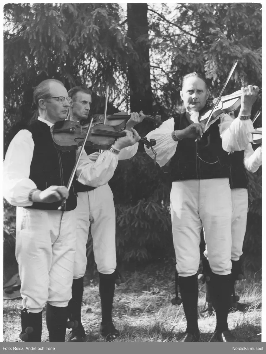 Dalarna. Rättviks spelmanslag i folkdräkt spelar fiol vid ...