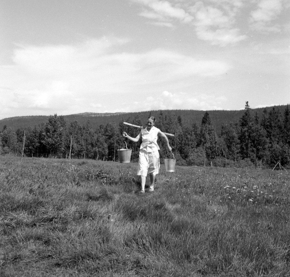 Lovise fra Mokjølsetra bærer et vassåk. Bilde er brukt i bok " i Vinjes ...