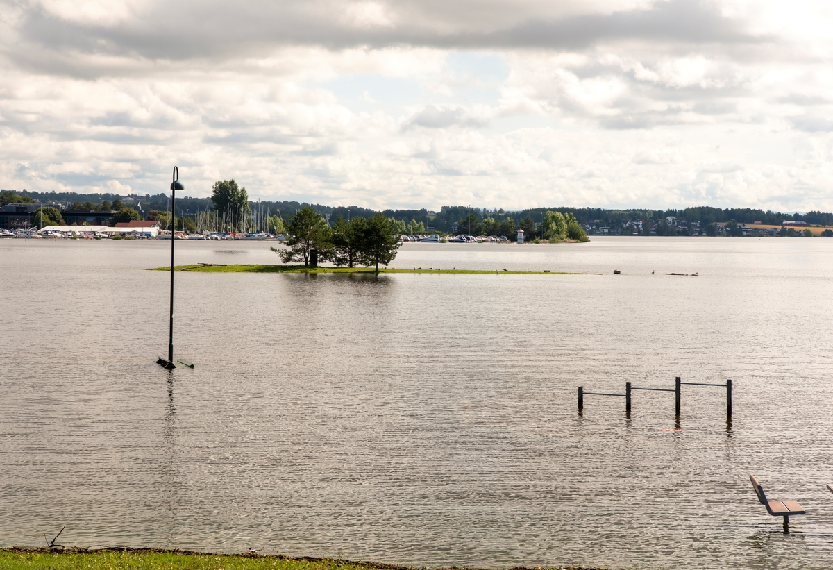 Flom i Mjøsa sommeren 2023. Mjøsflom. Flom 2023. Hamar sentrum ...
