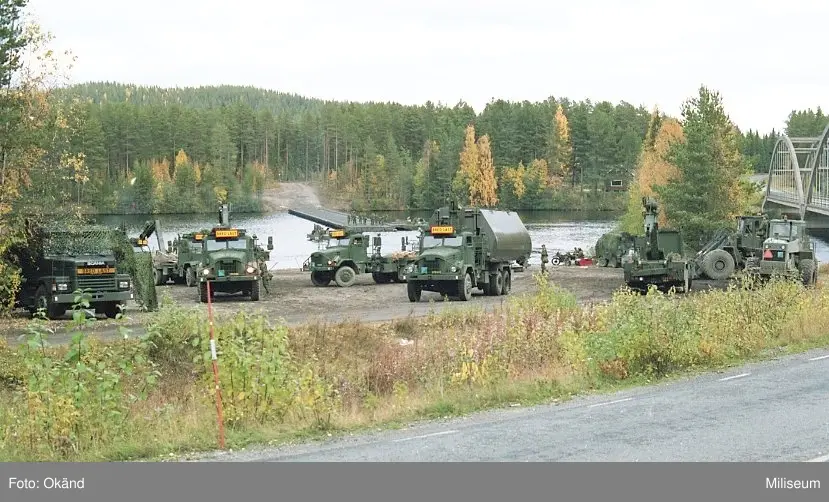 Bromaterielfordon på "Hitre strand" vid pågående utbyggnad av färja ...