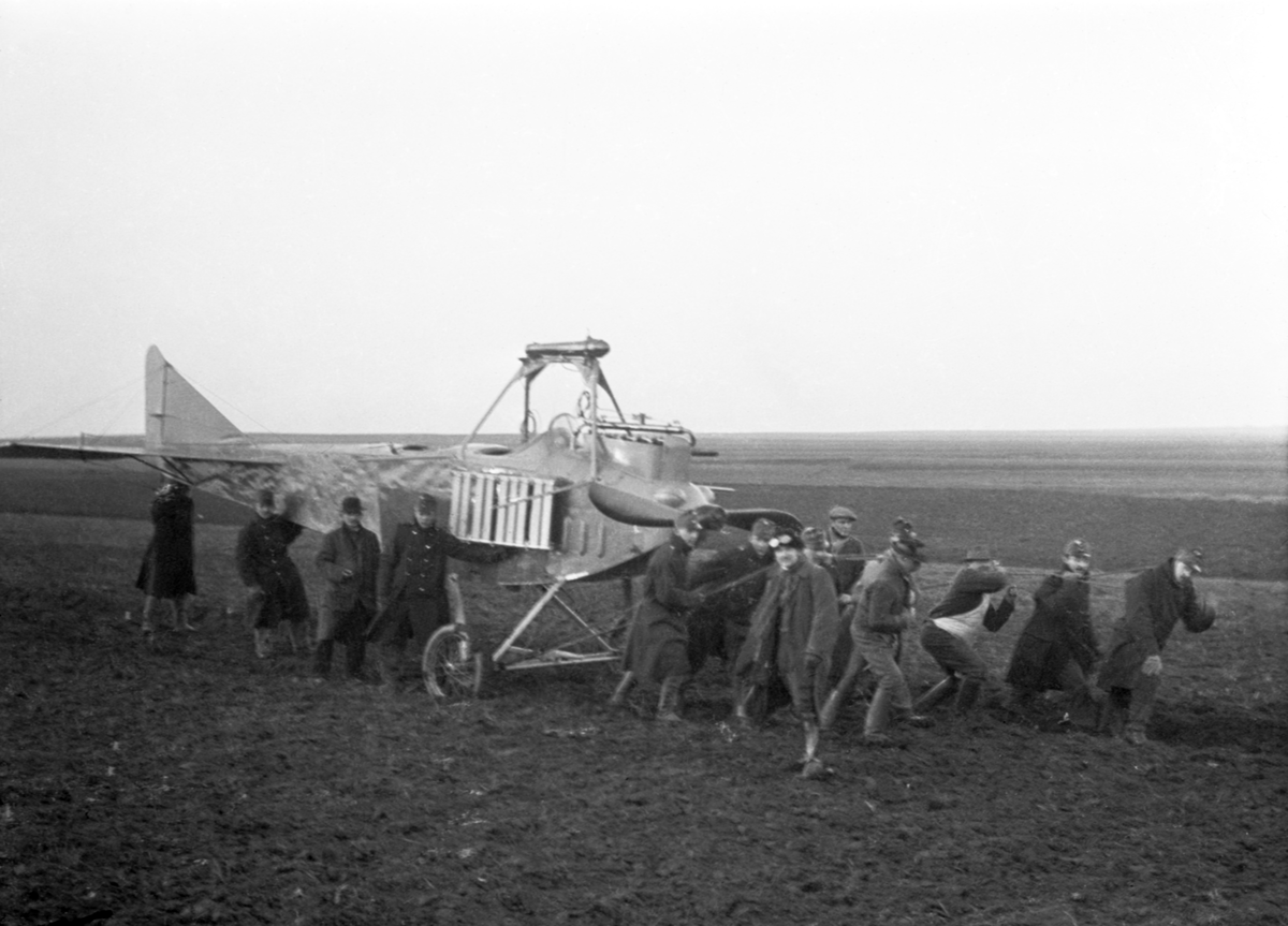 Bogsering av militärt flygplan Albatros B.I utan vingar från en åker ...
