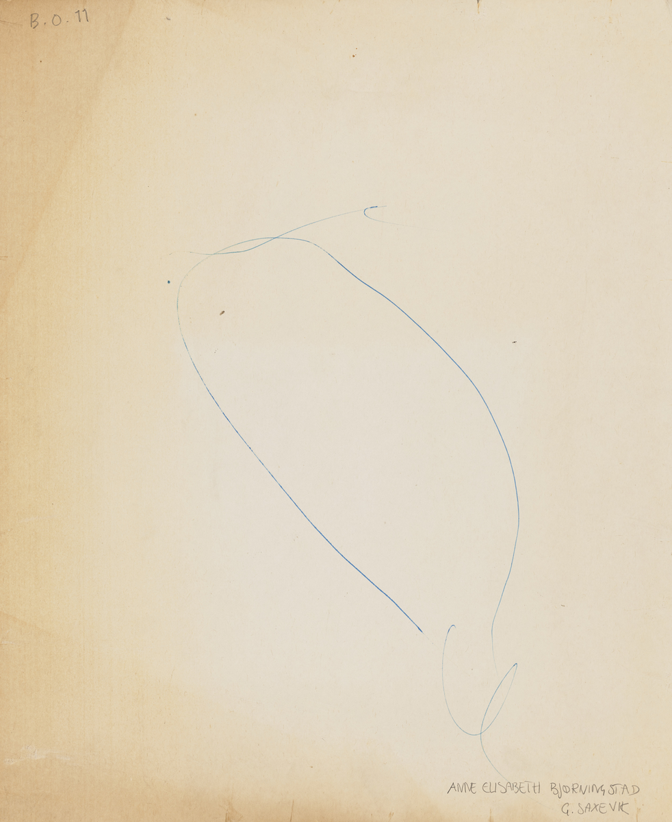 Jente sittende på en boks. - Museene i Akershus / DigitaltMuseum