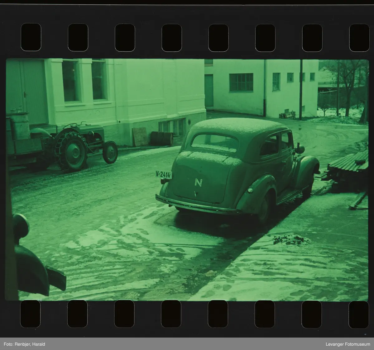Bil ved Renbjørgården. - Levanger Fotomuseum / DigitaltMuseum