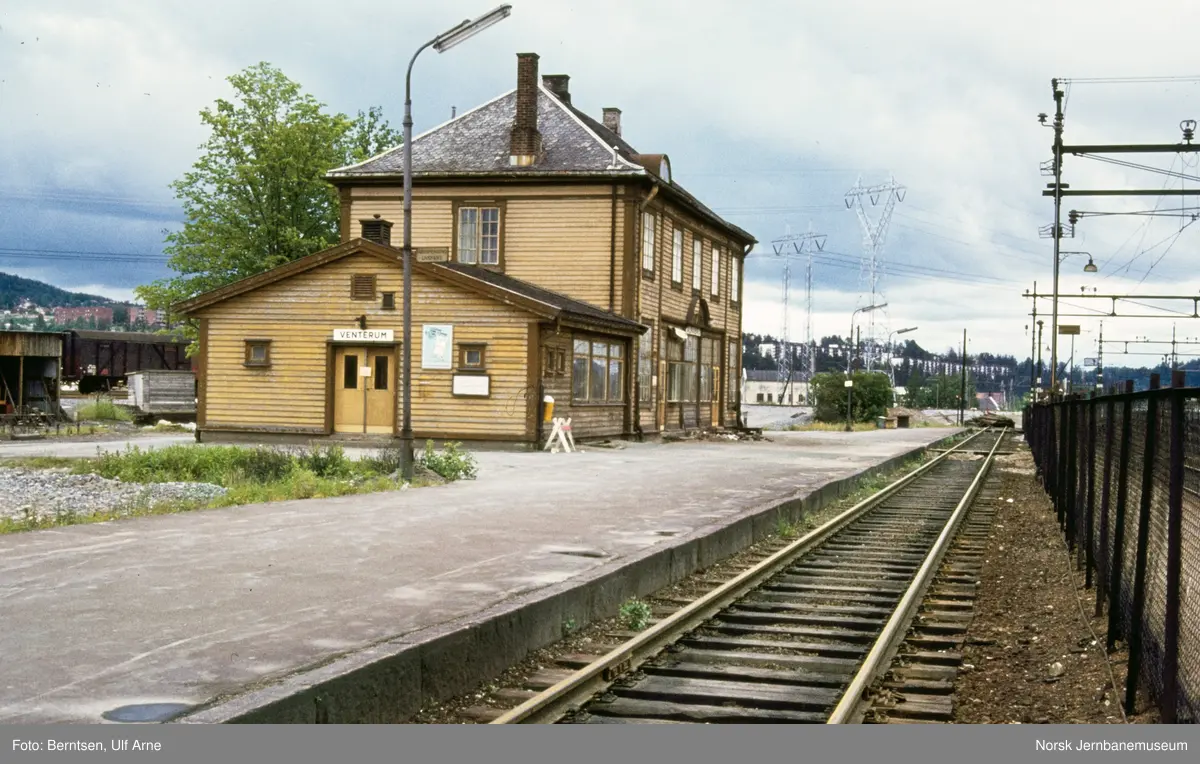 Alnabru stasjonsbygning etter at Hovedbanen var lagt om - Norsk ...