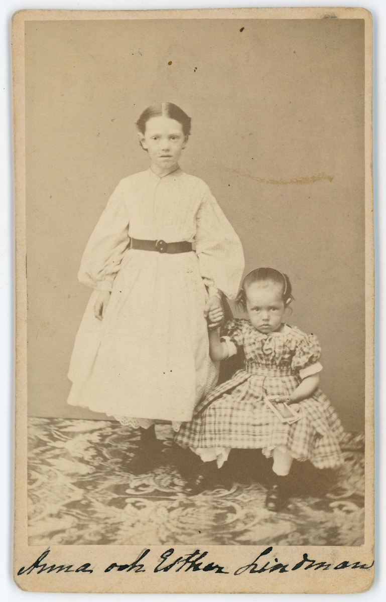 Porträtt på Anna och Esther Lindman döttrar till handlaren Johan ...