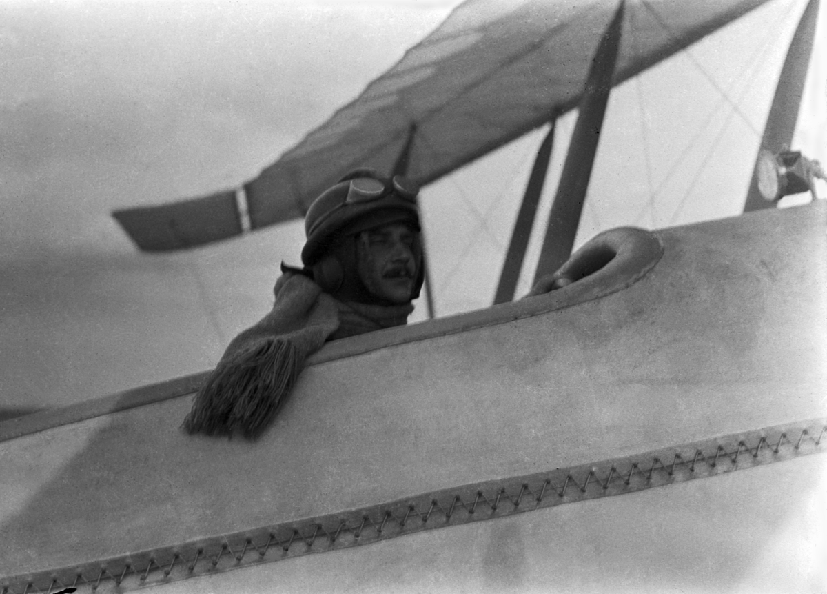 Flygare från Österrike-Ungern i flygplan. Vy från sidan, närbild ...