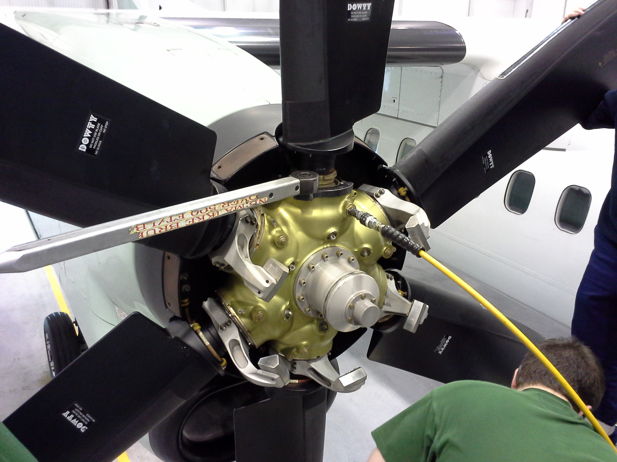 Ettersyn og montering av propellblad på Widerøes Dash 8 Q-400. - Norsk ...