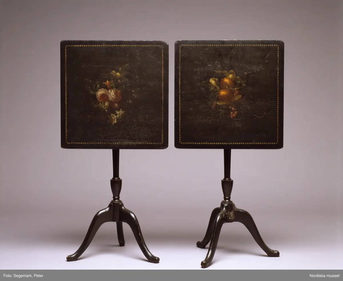 Två fällbord med bemålade skivor, den ena med blombukett och fågel, den ...