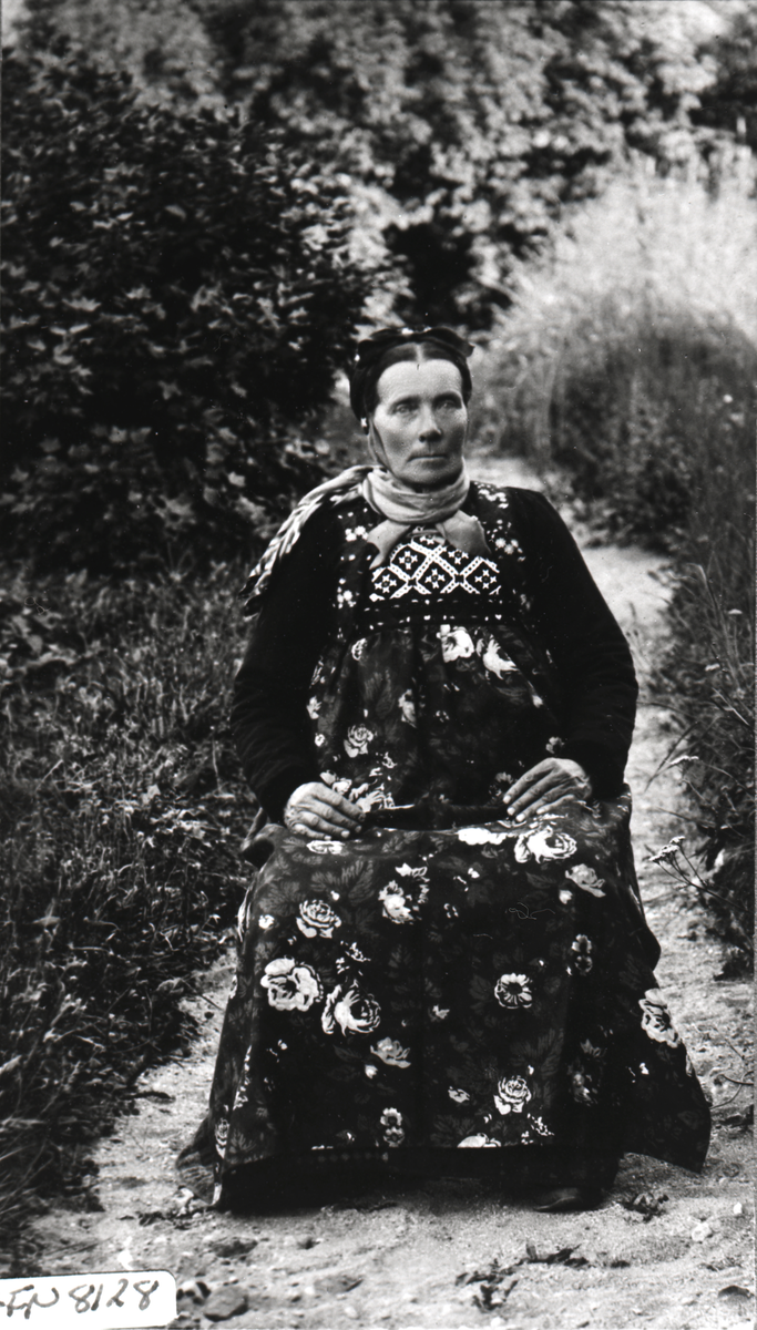 Dame i bunad Guri Brekke i bunad. Guri var gift med Lars Olsen Brekke ...