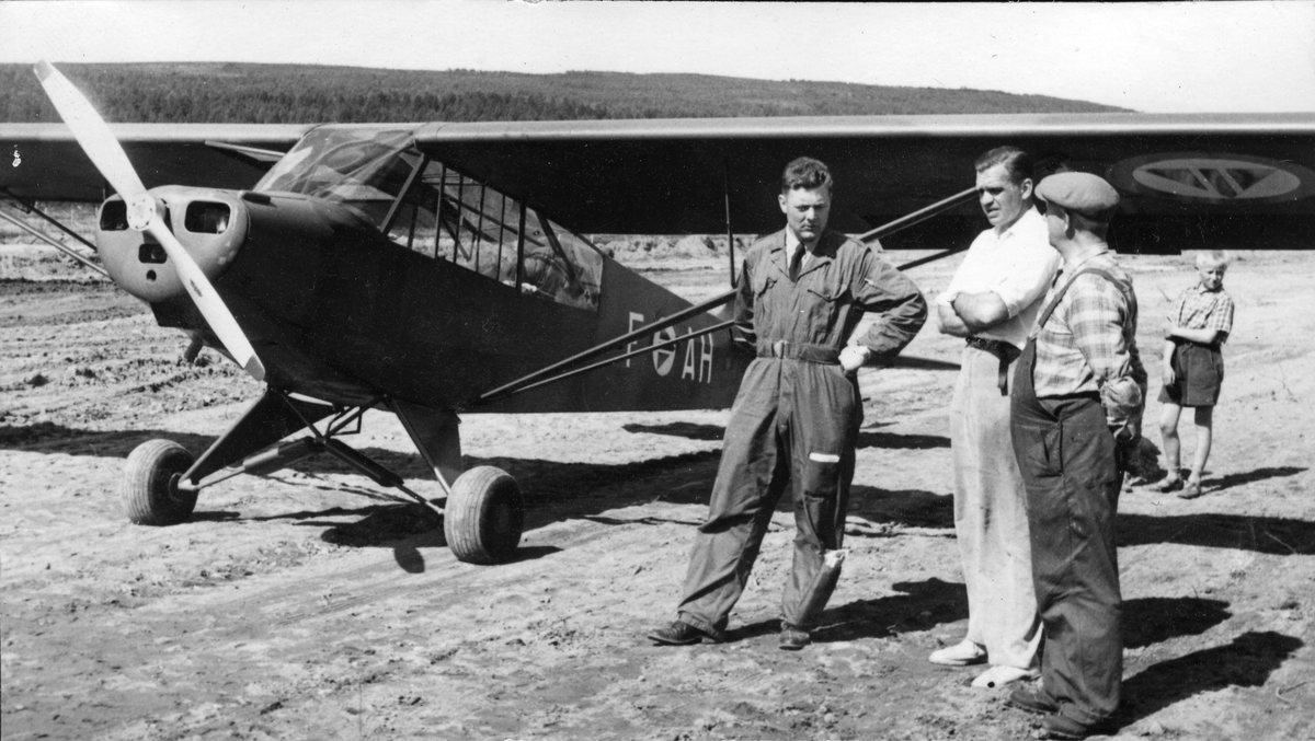 Det første flyet har landet på den provisoriske rullebanen på ...