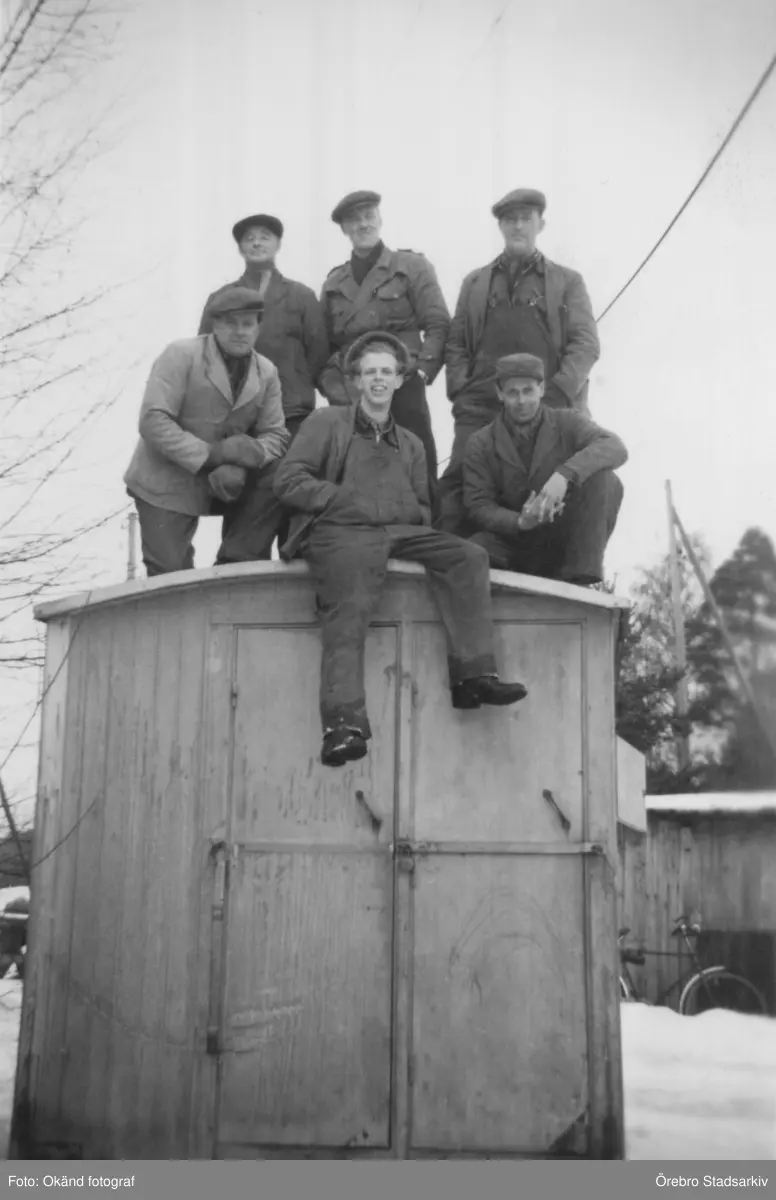 En grupp med arbetare på arbetsbodens tak, 1960-tal - Örebro Stadsarkiv ...