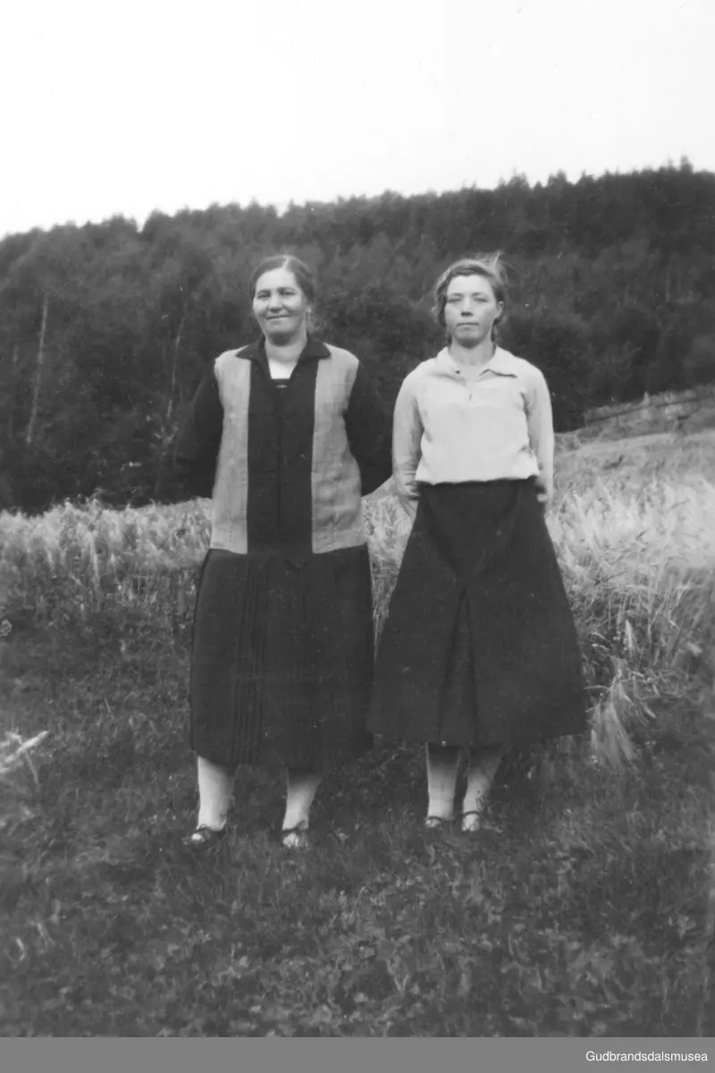 Frå søre Lykre. Andrea Lykre, (f. Grotli 1889) og Ingeborg Åboen (f ...
