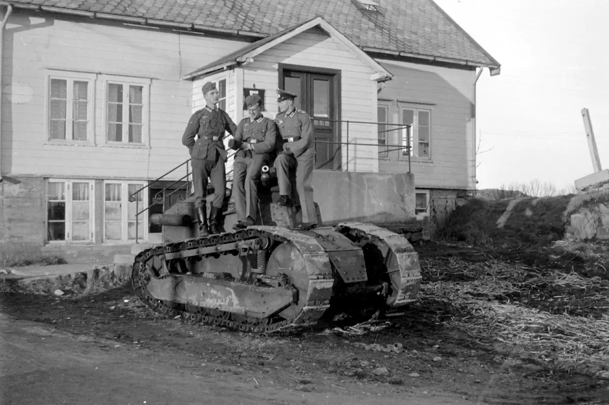 Krigsbilder fra Bud - DigitaltMuseum