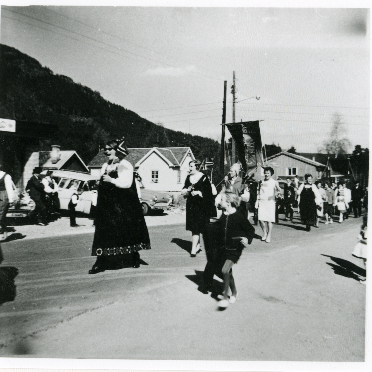 Bunad,fane og flagg. 17 mai tog ved Folkets hus 1964. - Gol bygdearkiv ...