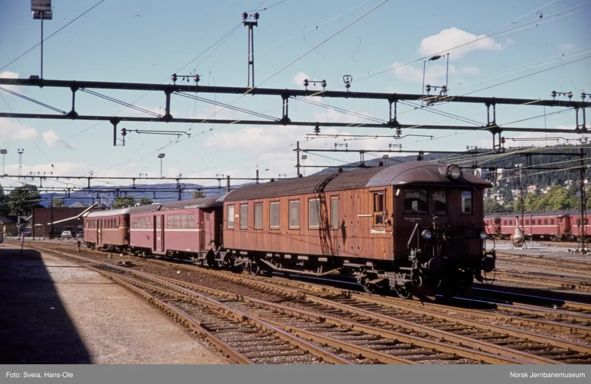 Elektrisk motorvogn sett type 67 / 65 med persontog til Hønefoss, tog ...