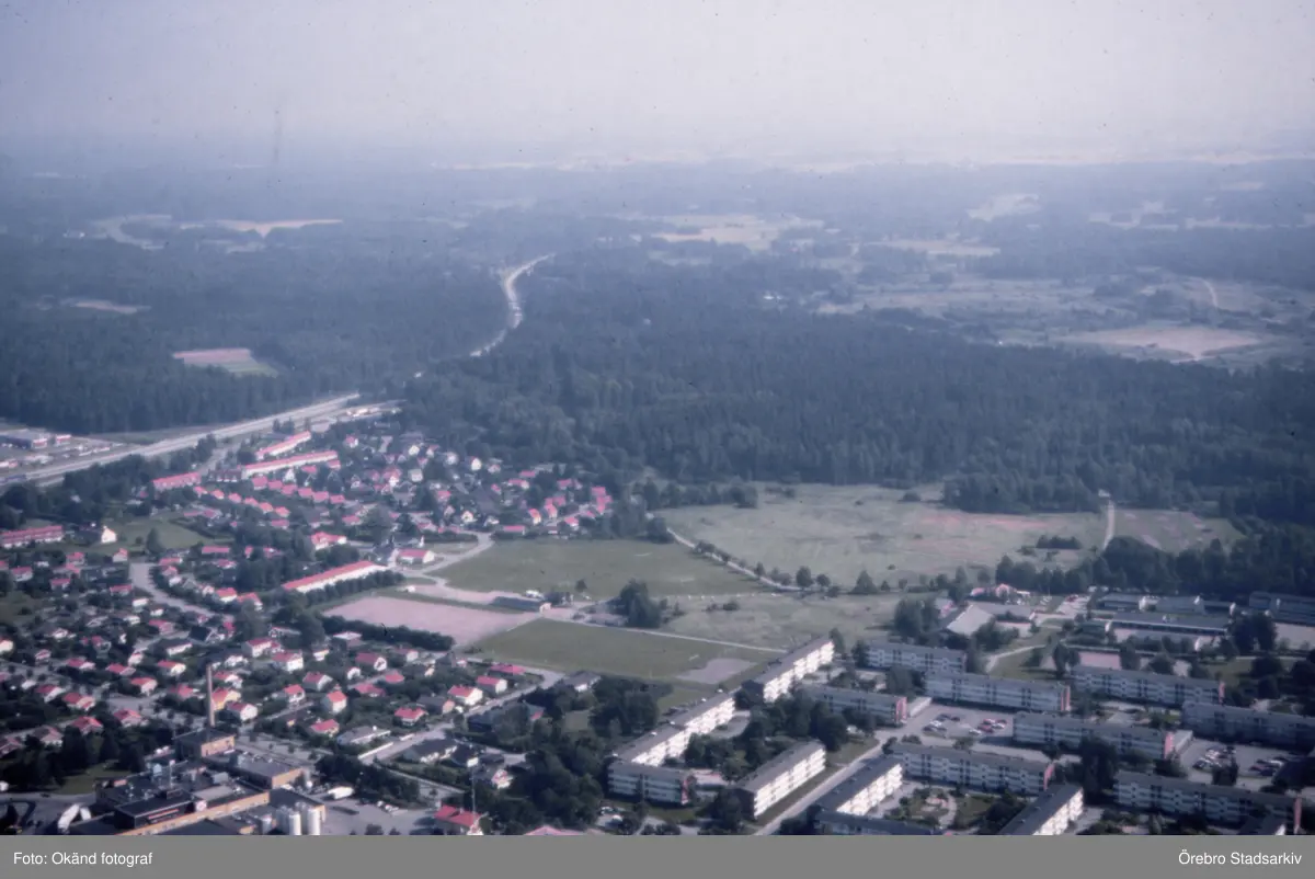 Flygfoto över norra Örebro med Norrby i blickfånget, 1980-tal - Örebro ...