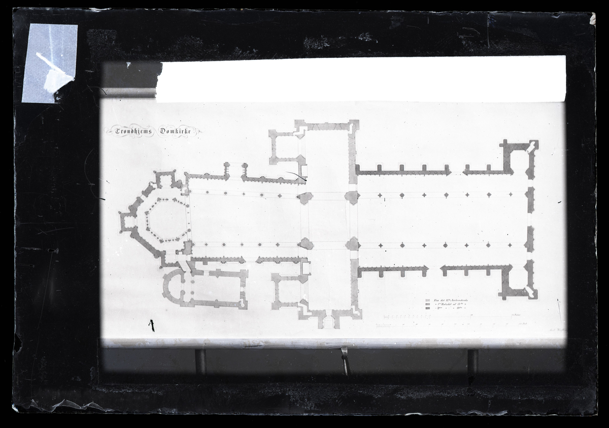 Tegning av grunnplan av Nidarosdomen med inntegnet middelaldermurverk. Tegnet av Axel Krefting ...