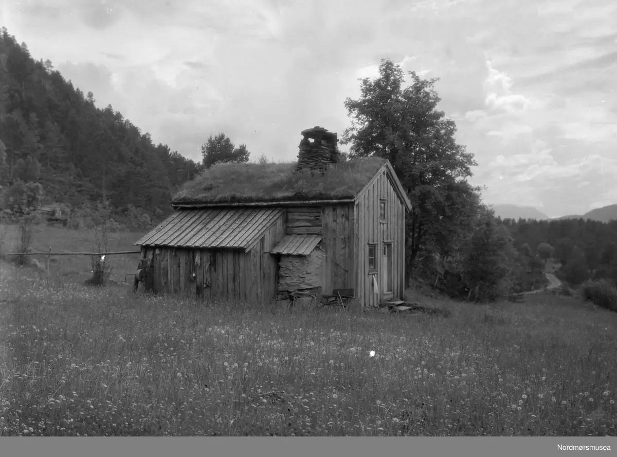 Eldre bolighus med torvtak. Det er ukjent hvor og når bildet er ...