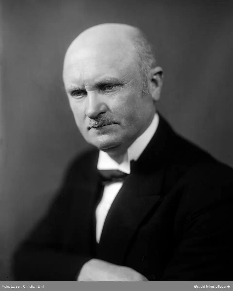 Portrett av dyrlege Stensholdt. I telefonkatalogen for 1943 stavet slik ...