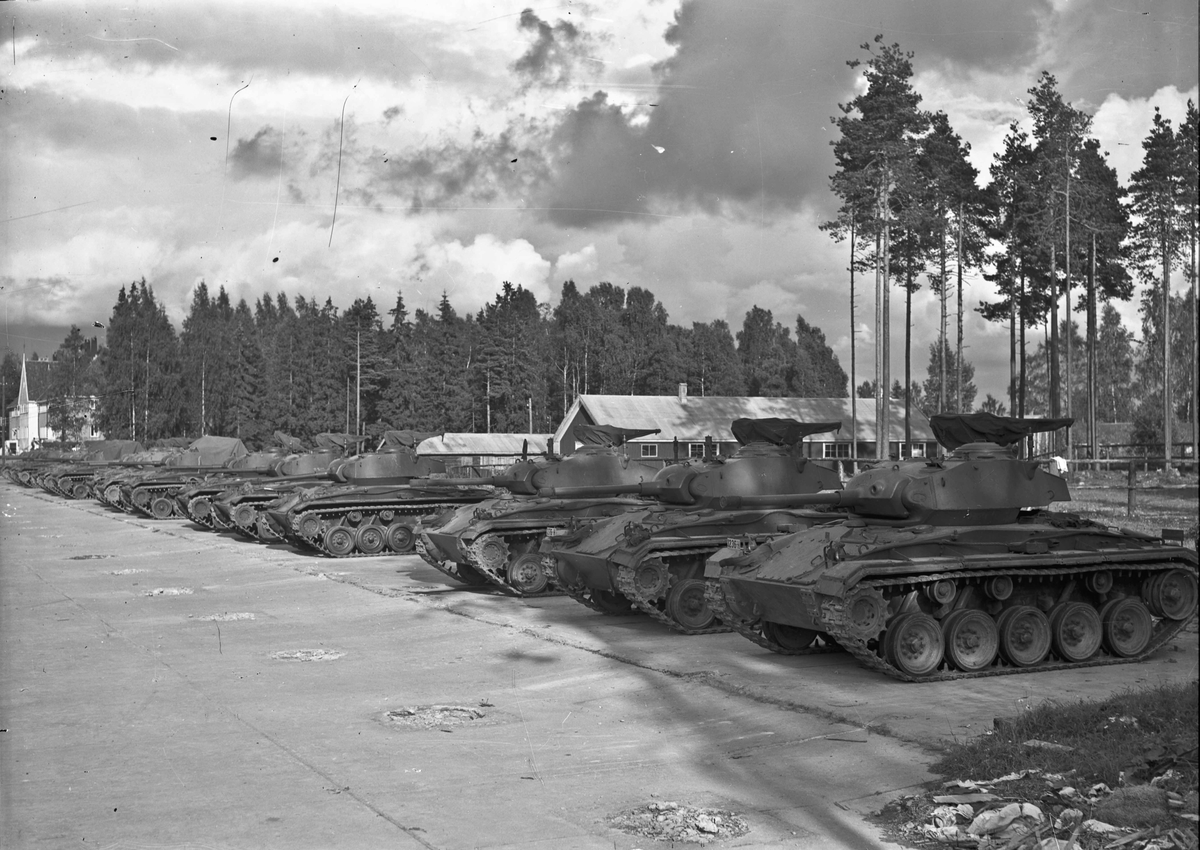 Stridsvogner. Sedsvoll eller Trandum. Ser ut som M24 Chaffee ...