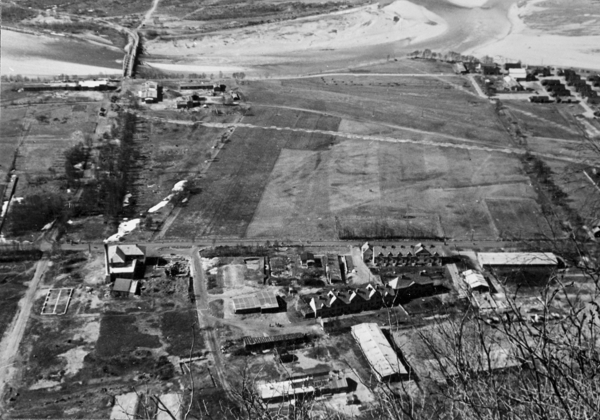 Utsyn fra fjellet ved Sunndalsøra. Øverst til venstre sees Aurabanens ...