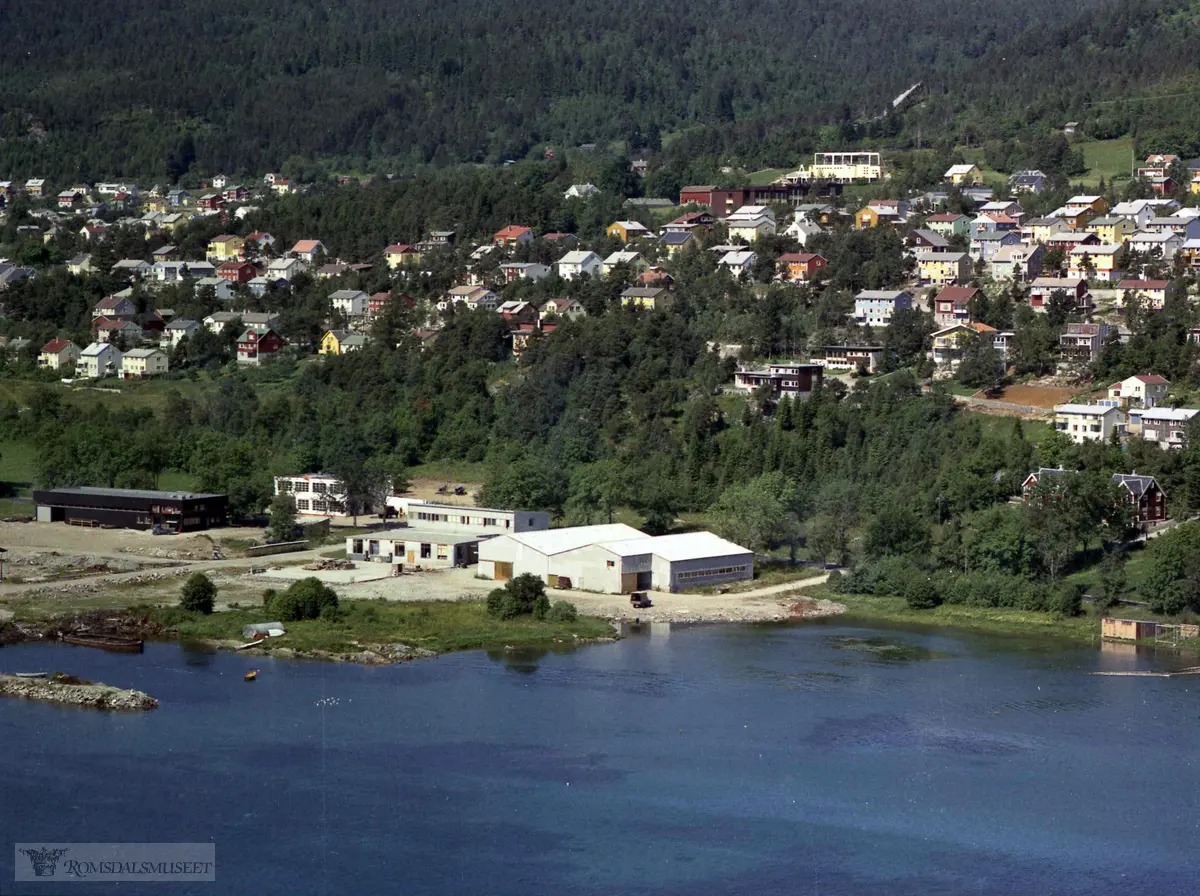 Rottedungen, Moldes gamle søppelplass på Moldegårdsleira..Husene ved ...