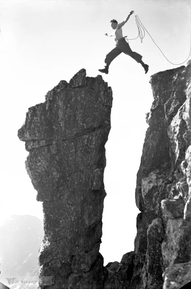 Søren hopper i Kvanndalstind...Kvanndalstinden (1 744 moh.) er et fjell ...