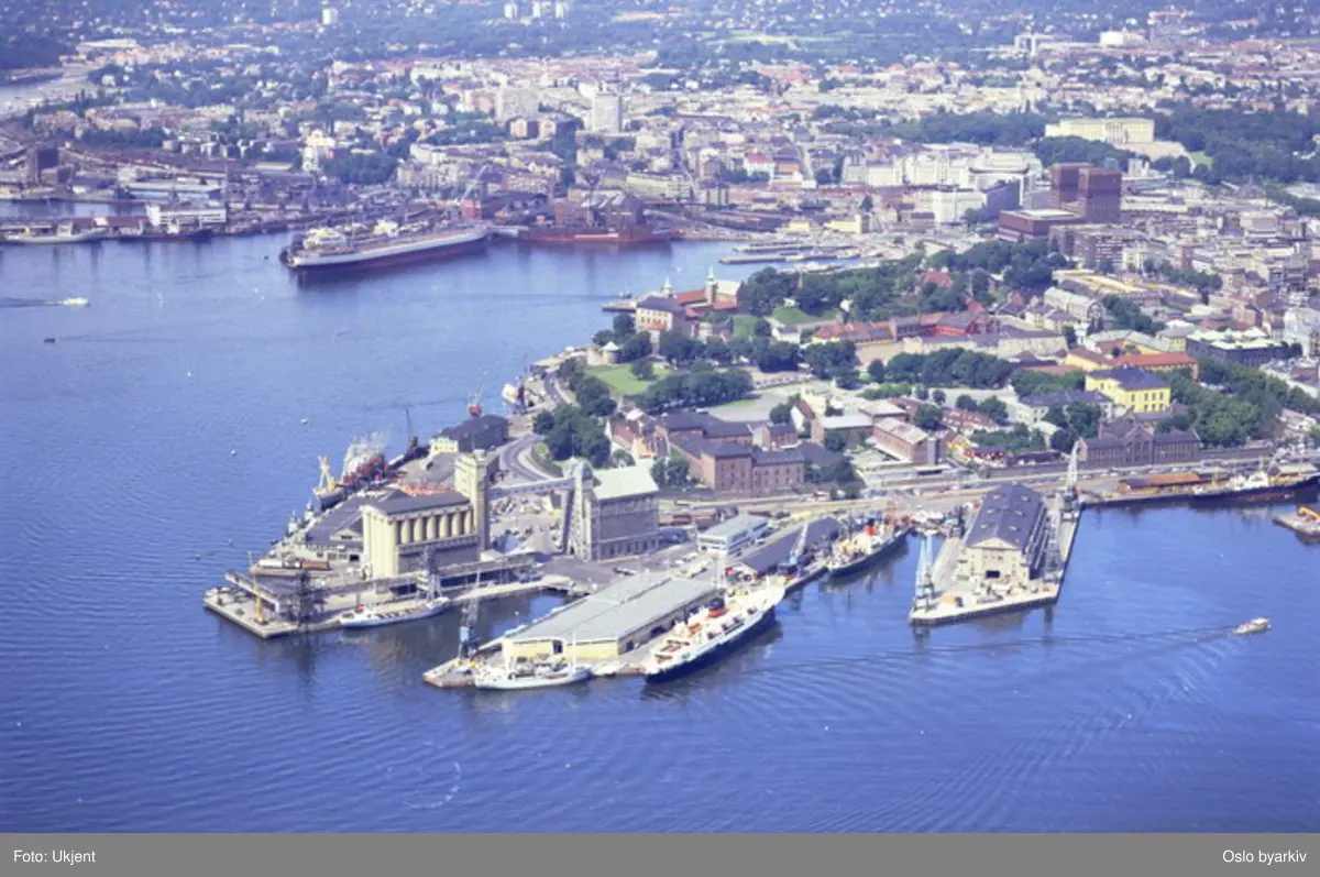 Vippetangen med siloene på utstikker 3, foran Akershusstranda ...