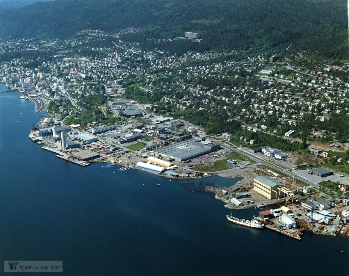 Molde sentrum øst, havneområdet med Grandgården bak og den gamle ...