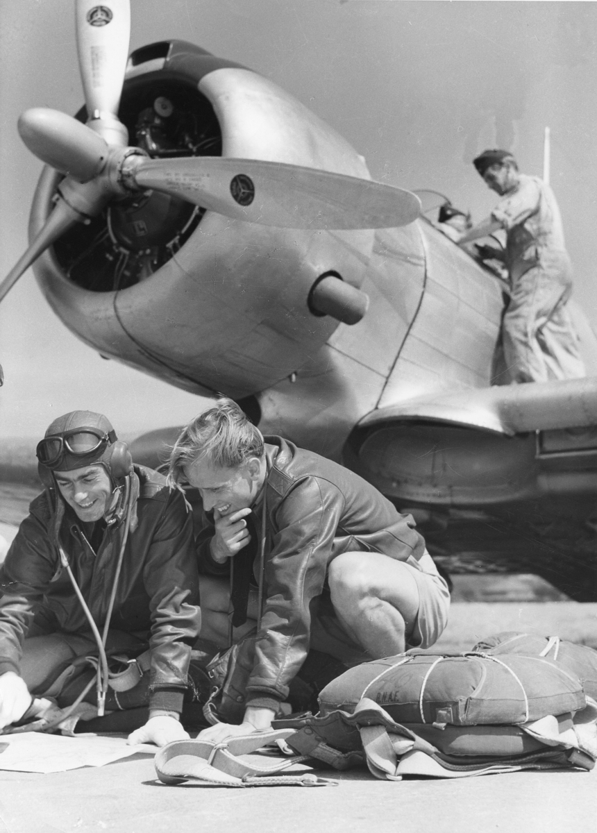 John Greiner og Svein Haglund studerer kart og instrukser før dagens ...