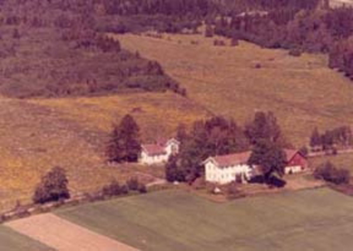 Flyfoto av Gaalaas gamle skole, Furnes, Ringsaker. -#N# Anno ...