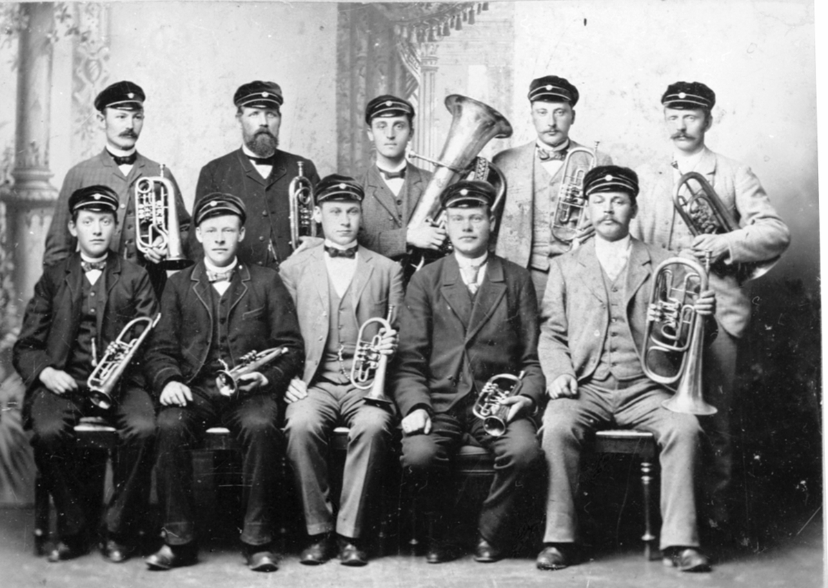 10 musikere med instrumenter. Nordåsen musikkorps. Fra venstre er baker ...