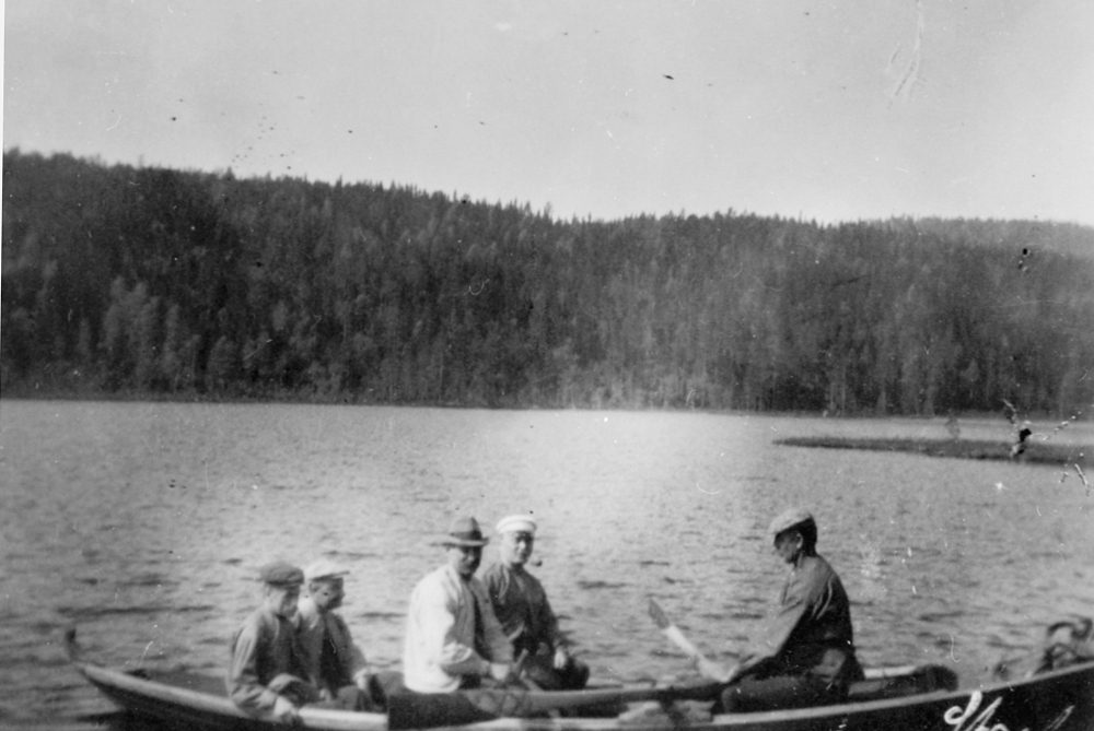 GRUPPE: 5 MENN I ROBÅT, MALUNGEN, ROMEDAL ALLMENNING - Anno ...