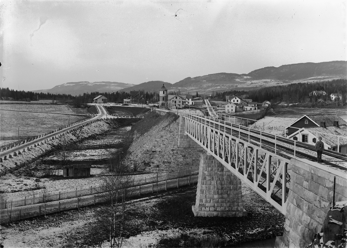 Ringsaker, Moelv, Moelven jernbanebru, med jernbanestasjonen og sentrum ...