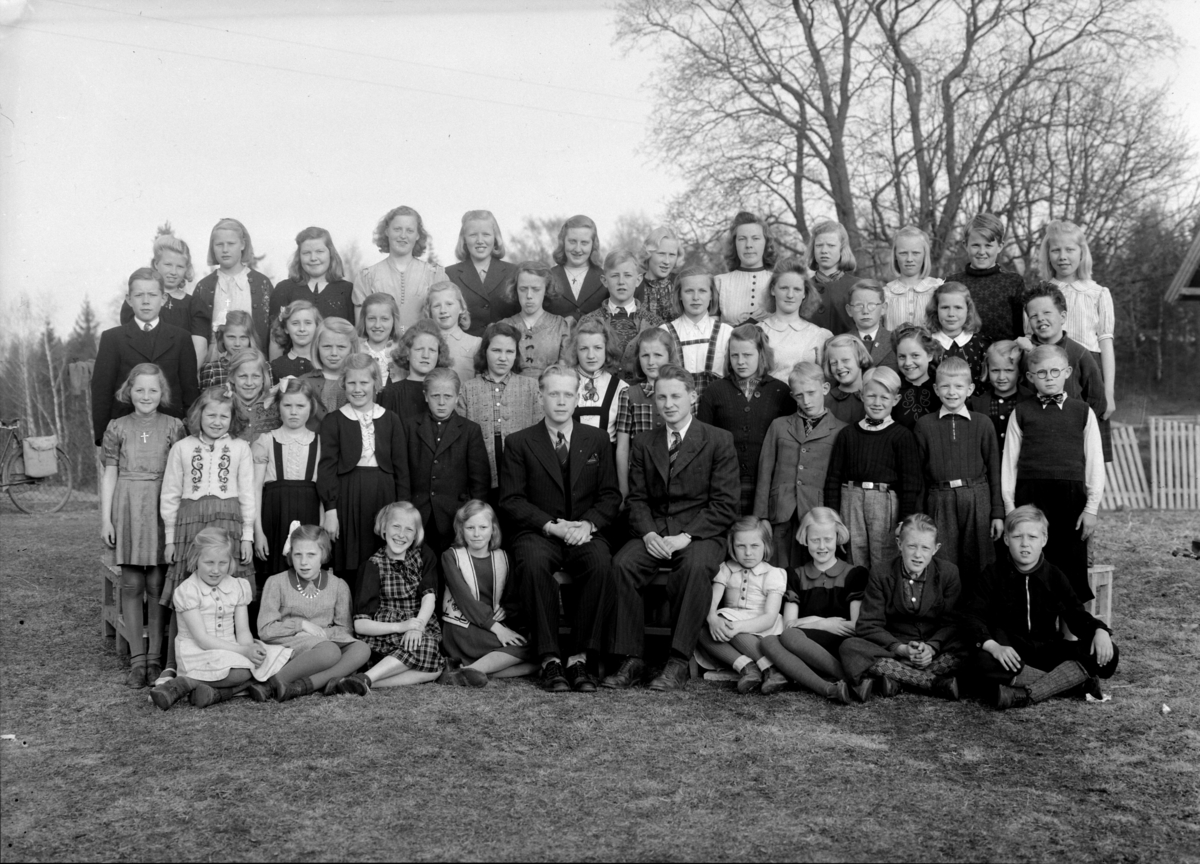 SOLVANG BARNEKOR "SOLGLIMT". 1. REKKE, LIV GULBRANDSEN, BJØRG NORDSENG ...